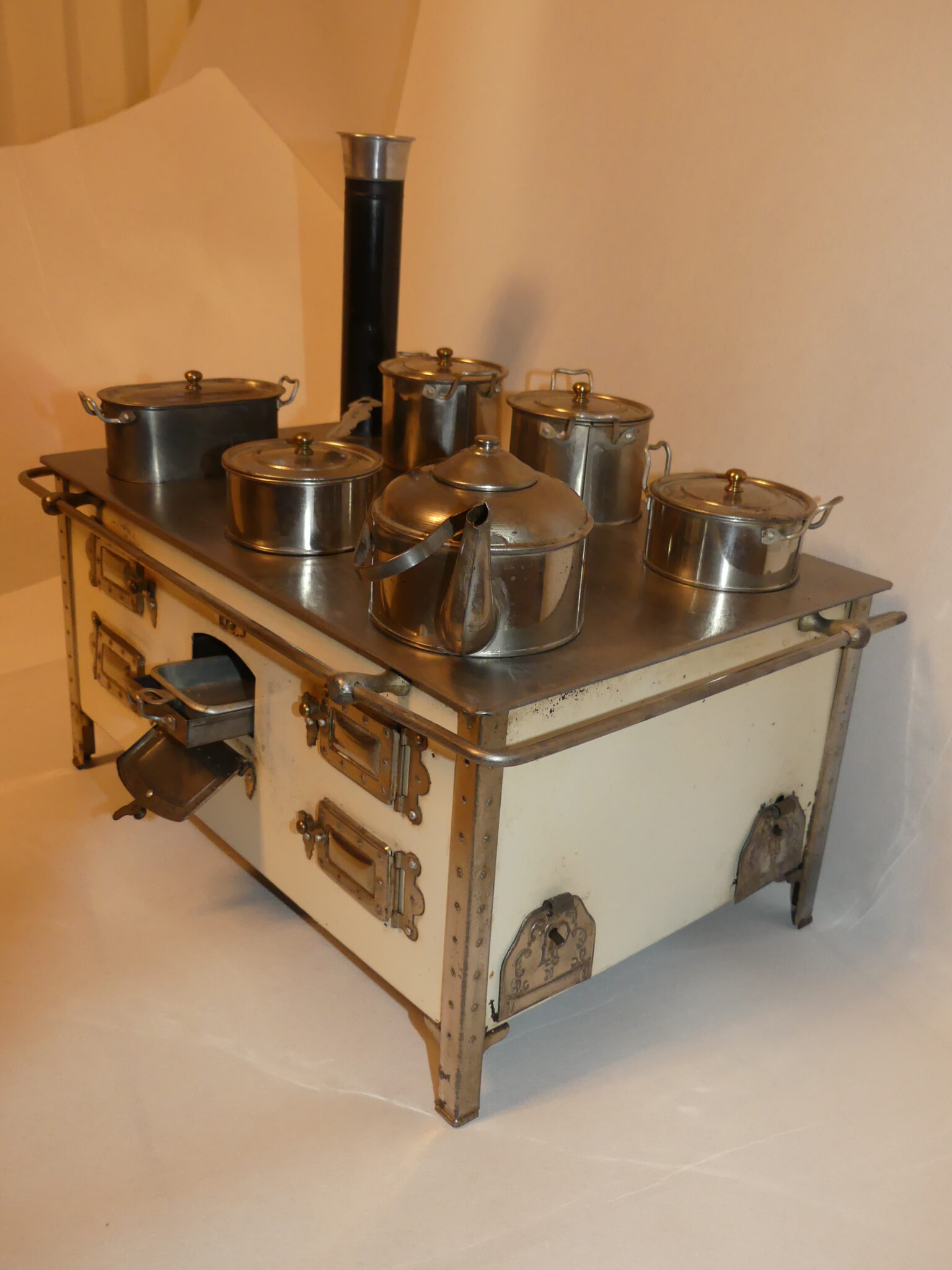 L'Atelier de restauration - Antique Toys Factory